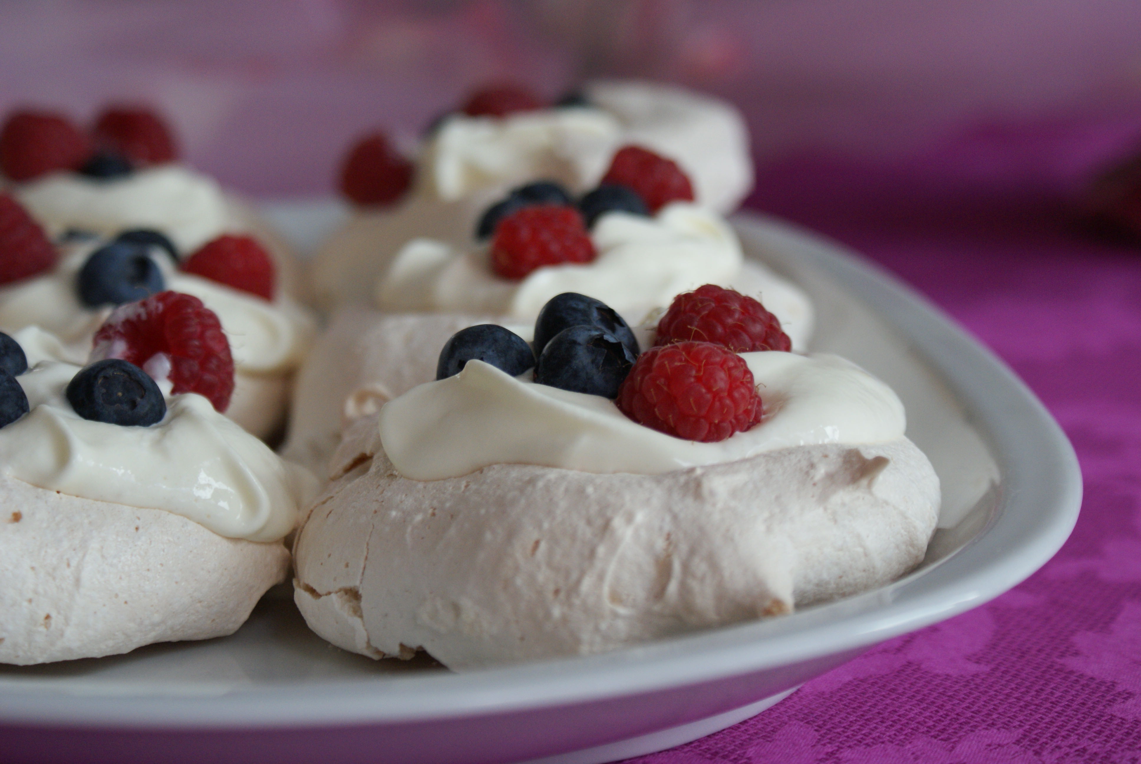 Mini Pavlova's - Must Be Yummie