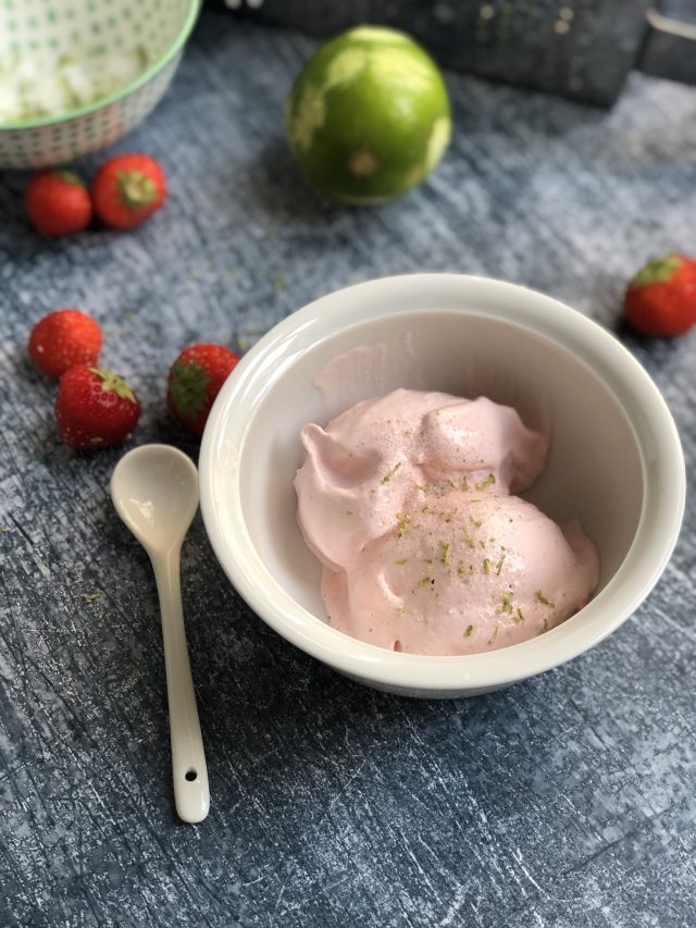 Aardbei limoen ijs - Must Be Yummie
