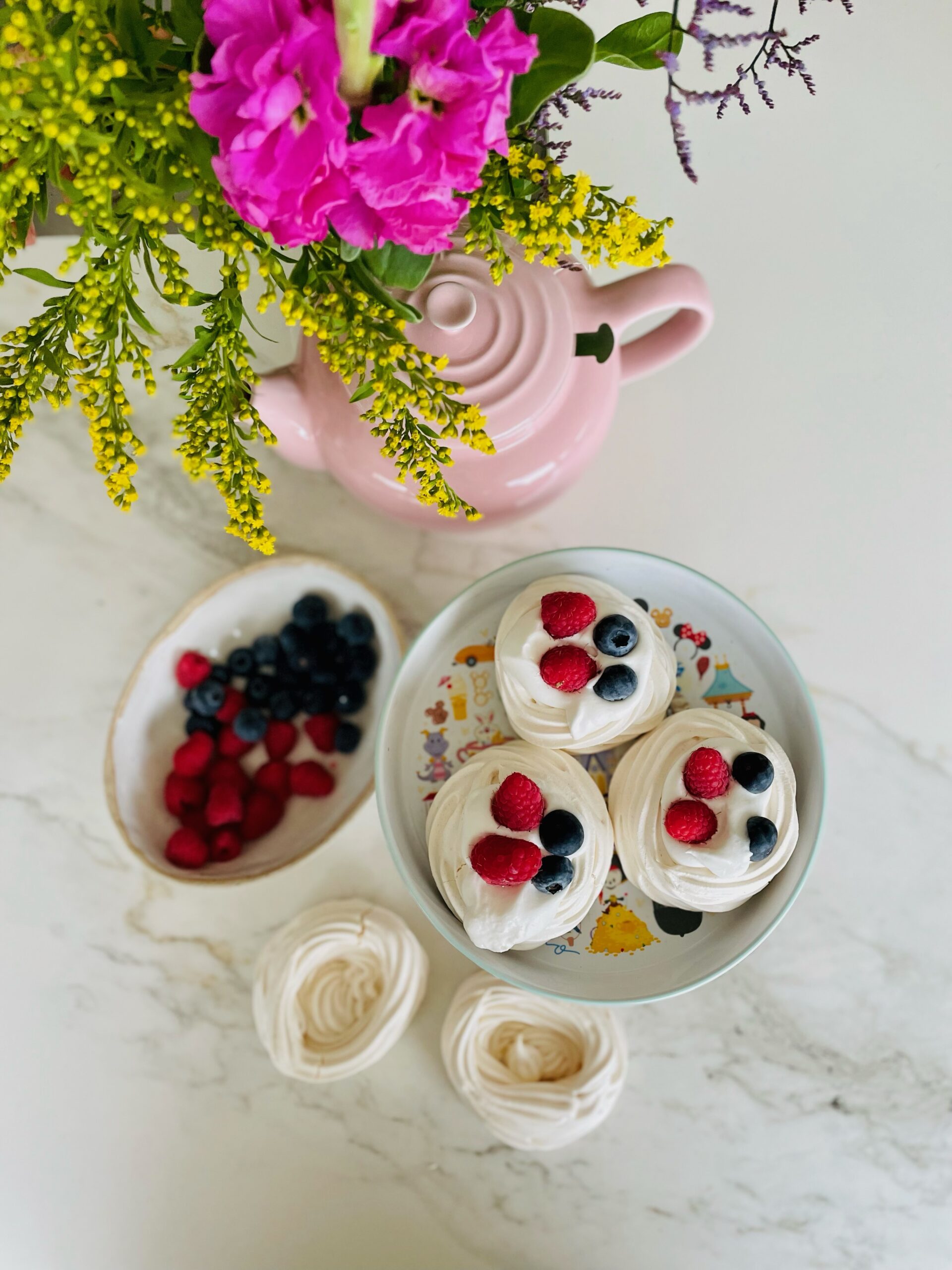 Meringuenestjes met fruit en room - Must Be Yummie