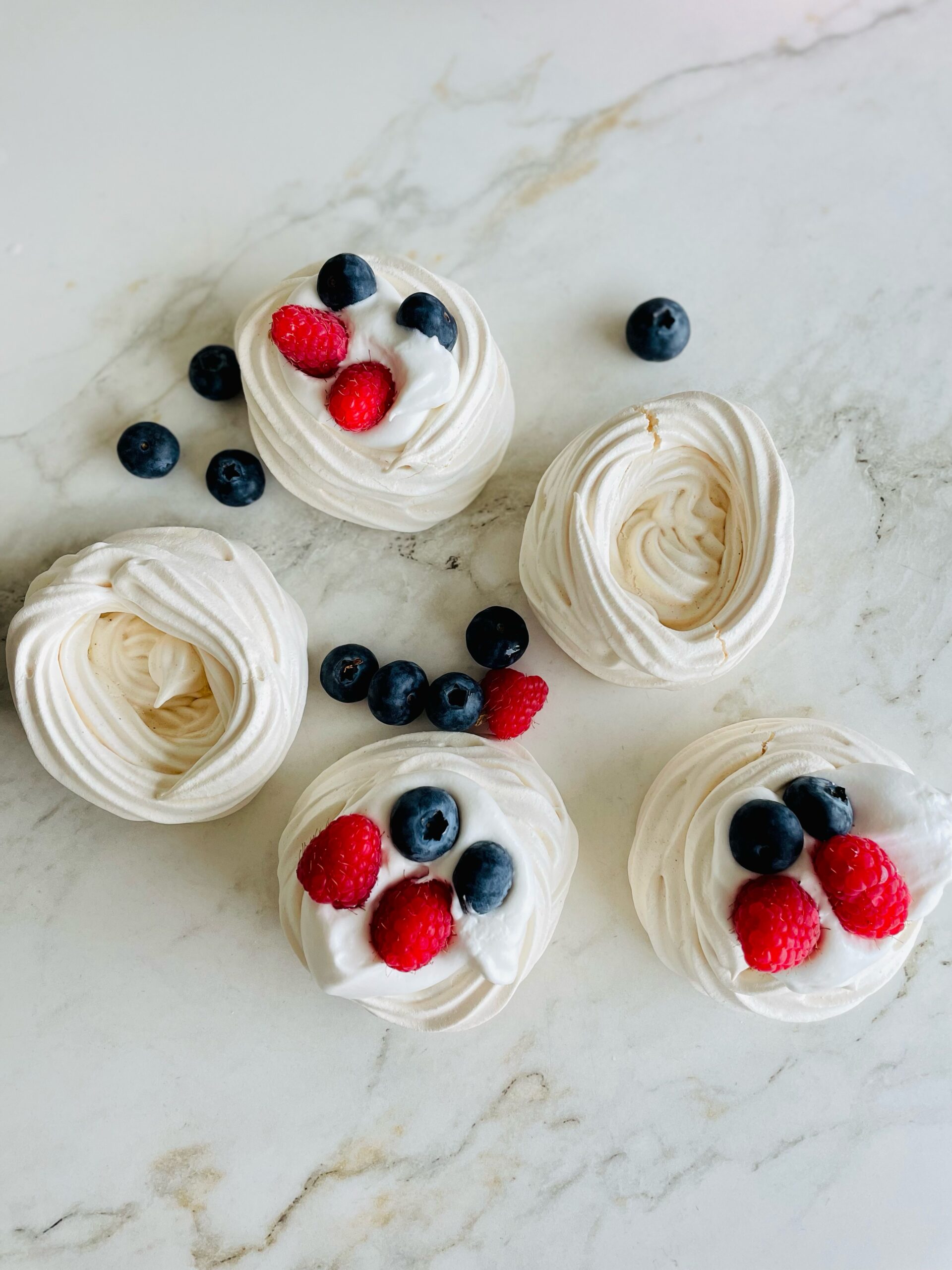 Meringuenestjes met fruit en room - Must Be Yummie